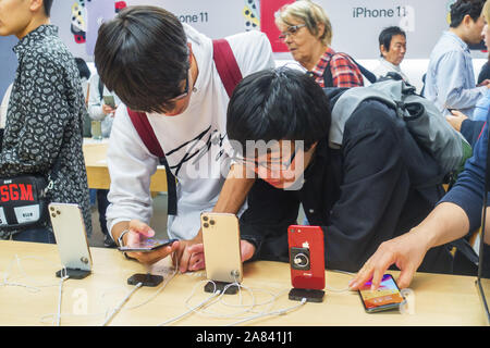 Osaka, Japan - Apple store Stock Photo - Alamy