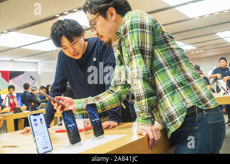 Osaka, Japan - Apple store Stock Photo - Alamy