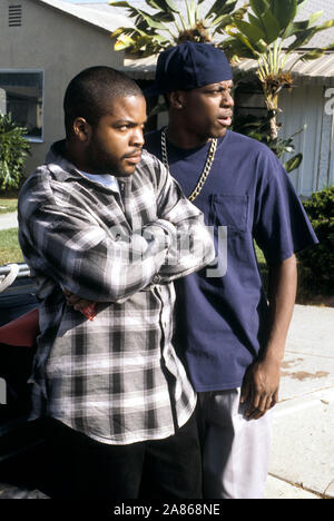 FRIDAY (1995) CHRIS TUCKER, ICE CUBE FRDY 002 Stock Photo: 29249070 - Alamy