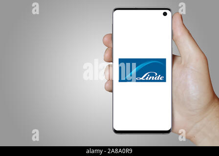 Logo of public company Linde displayed on a smartphone. Positive stock ...