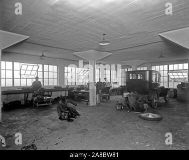Oakland Automobile dealership garage and mechanics ca. early 1900s ...