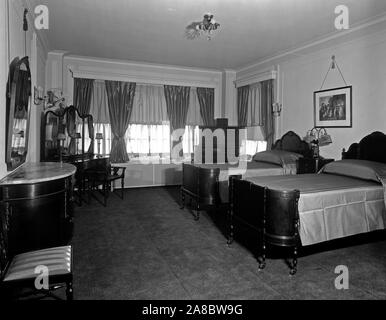 Mayflower Hotel bedroom ca. early 1900s Stock Photo - Alamy