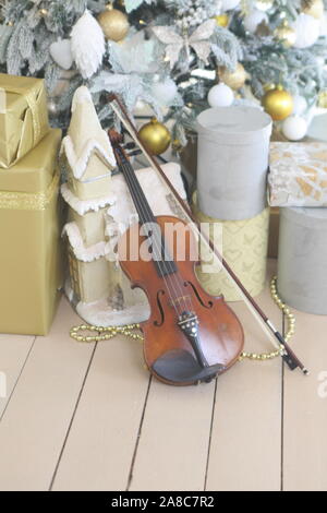 Classic violin and bow near white brick wall Stock Photo - Alamy