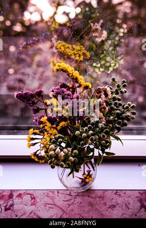 Vase with lilac flowers on windowsill Stock Photo - Alamy