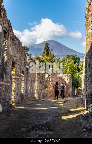 Couple tourist walking at Pompeii ancient city, Italy Stock Photo - Alamy