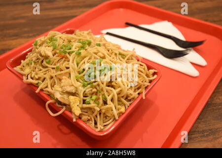 Egg-chicken chow mein. Kolkata, India Stock Photo - Alamy