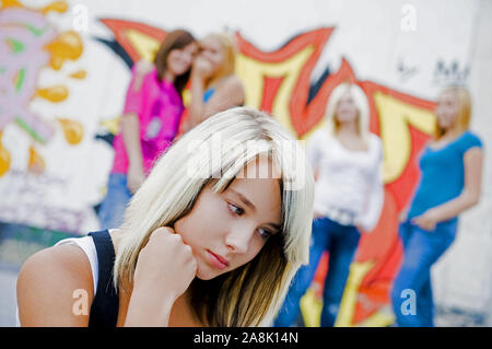 Mädchen mobben einander auf dem Schulhof, MR: Yes Stock Photo - Alamy