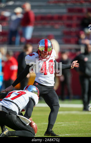 Western Kentucky Hilltoppers place kicker Cory Munson (46) kicks a ...