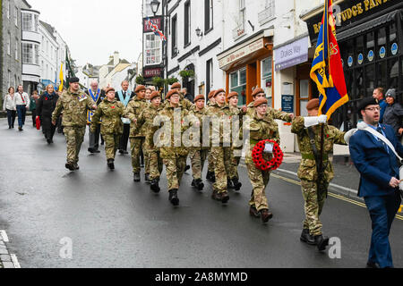 Lyme Regis, Dorset, UK. 10th July 2018. UK Weather. Sunbathers on the ...