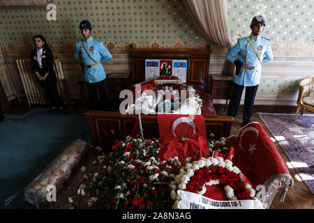 Ataturk's death bed,Dolmabahce Palace,Istanbul,Turkey Stock Photo - Alamy