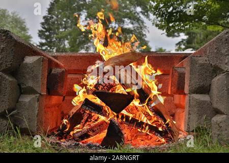 Camp Ground Burning Fire Stock Photo - Alamy