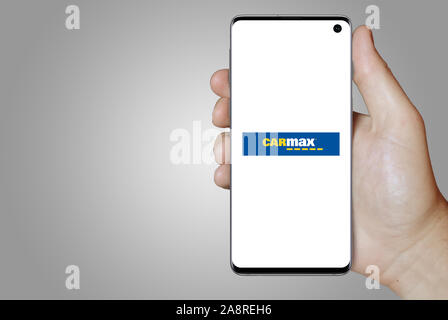 Logo of public company Carmax Inc displayed on a smartphone. Flag of ...