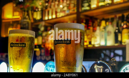 Typical Pub Ireland Dublin night out celebrate heineken Stock Photo - Alamy
