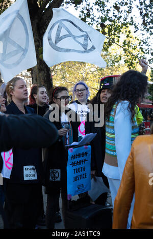 London, UK, 13th September: Protesters march to oppose Tommy Robinson ...