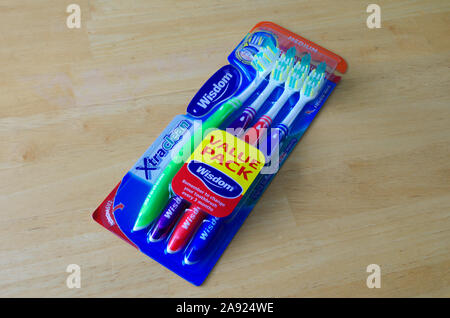 Wisdom Xtra Clean Medium Toothbrushes Stock Photo - Alamy