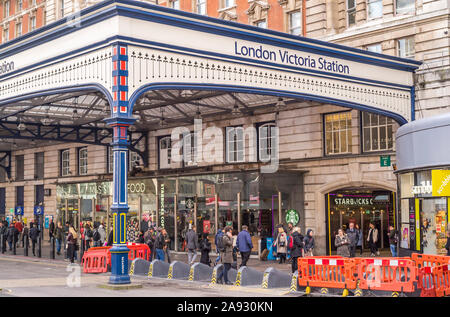 London Victoria Station Stock Photo - Alamy