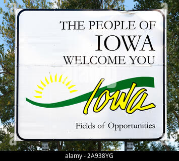 The People of Iowa Welcome You sign at the state border Stock Photo - Alamy