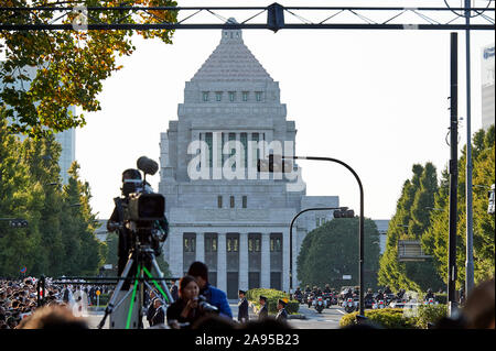 A motorcade of the Japanese Emperor Naruhito and Empress Masako arrives ...