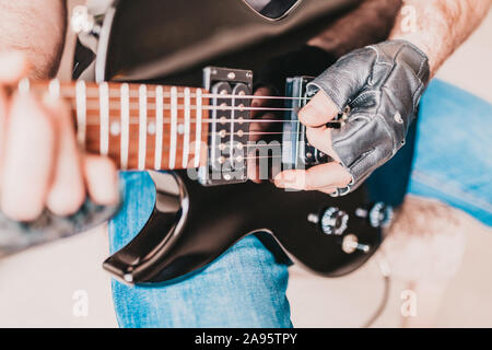 left handed guitar player Stock Photo - Alamy