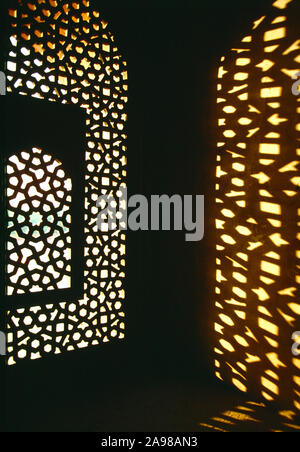 Jali design, Jaali pattern, perforated stone, latticed screen, Man ...