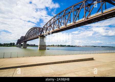 The Big Four Bridge that connects Kentucky and Indiana is an old ...