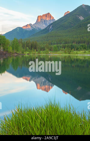 Quarry lake, Quarry Lake Park, Canmore, Alberta, Canada Stock Photo - Alamy