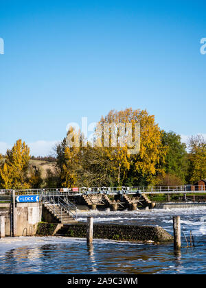 Mapledurham Lock, Purley on Thames, Reading, Berkshire, England, UK, GB ...