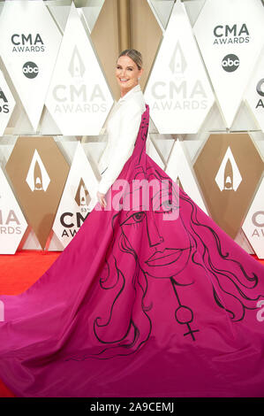 Jennifer Nettles arrives at the 53rd annual CMA Awards at Bridgestone ...
