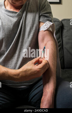 Man injecting drugs Stock Photo - Alamy