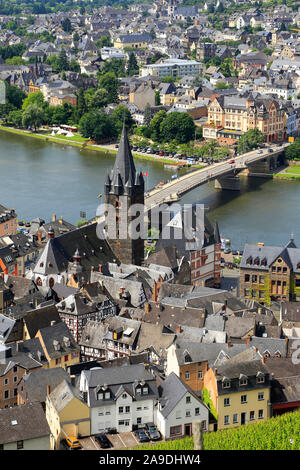 Bernkastel-Kues: Bernkastel Old Town, bridge above river Mosel (Moselle ...