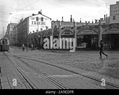 Alexandersgatan / Aleksanterinkatu, Helsinki / street scene with street ...