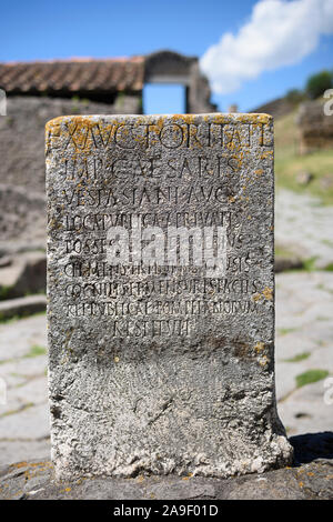 Italy. Pompeii. Roman inscription Stock Photo - Alamy