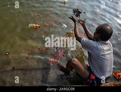 Varanasi, India. 13th Nov, 2019. Garbage floats on the shores of Ganga ...