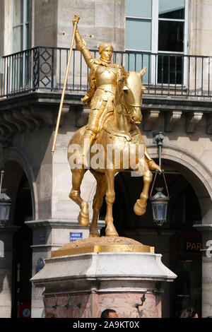 Bueste/ Skulptur/ Denkmal: goldene Jungfrau von Orleand/ Jeanne d'Arc ...