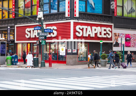 Staples stationary store on W 34th Street and 8th Avenue, New York City ...