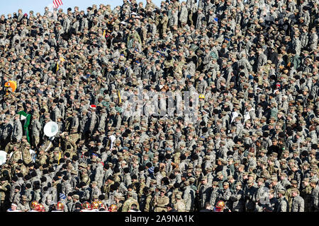 Army cadets attend an NCAA college football game against Navy on ...