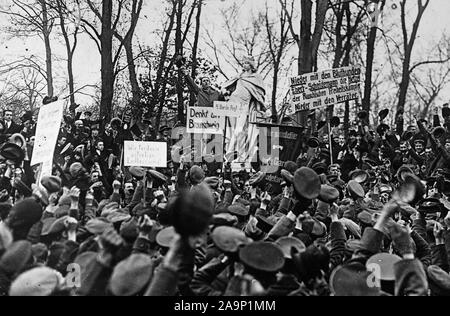 German Revolution of 1918-1919, 1918 - 1919, crowd on the street, Unter ...