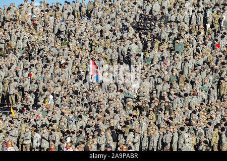 Army cadets attend an NCAA college football game against Navy on ...