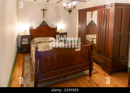 Great Hall inside "casa escondida" Hidden house, a house between Carmo ...