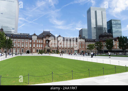 The square in front of the Tokyo Station, had been renovated by East ...