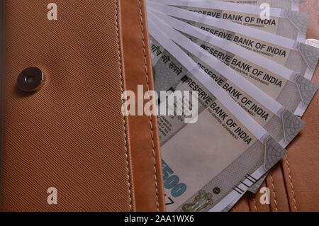 Closeup of Indian new 500 rupee note with backside of heritage red fort ...