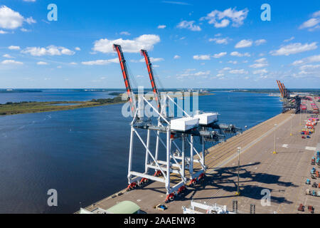 Shipping port terminal cranes ready to discharge container ship Stock ...