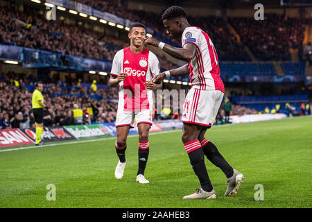 LONDON, ENGLAND - NOVEMBER 05: Quincy Promes of AFC Ajax celebrate ...