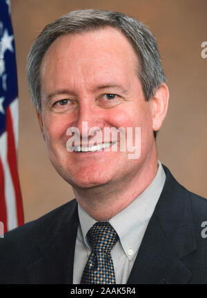 Senator Mike Crapo, Republican of Idaho, listens as Richard Ashooh ...