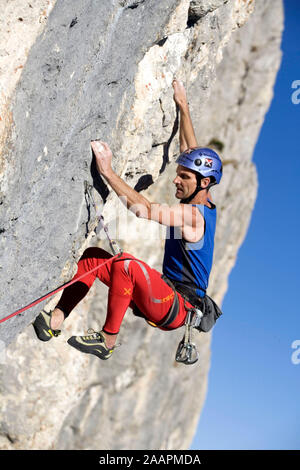 Mann klettert am Berg Stock Photo - Alamy