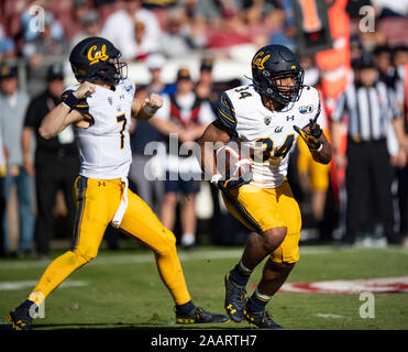 Handoff by Stanford quarterback during the Cal game Stock Photo - Alamy