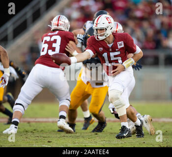 Handoff by Stanford quarterback during the Cal game Stock Photo - Alamy