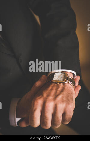 Business man watching the time Stock Photo - Alamy