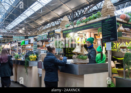 Spitalfields indoor Christmas Market, London Stock Photo - Alamy