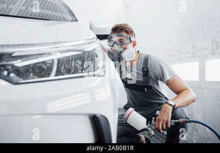 The procedure of painting a car in the service center Stock Photo - Alamy